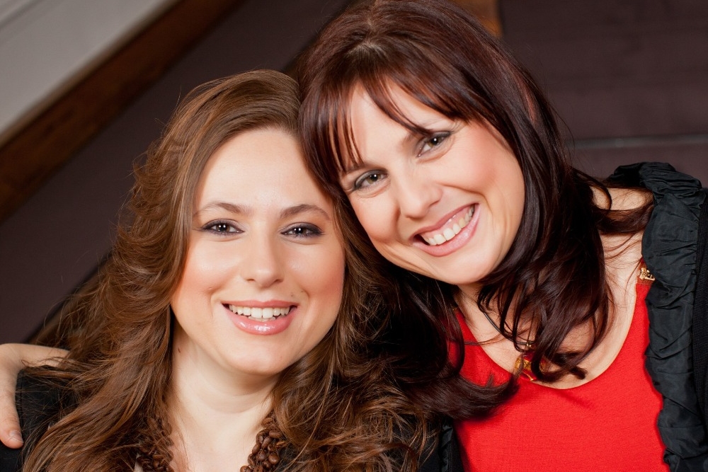 Simultáneas de solidaridad con las hermanas Polgar Judit y Szofie en ...